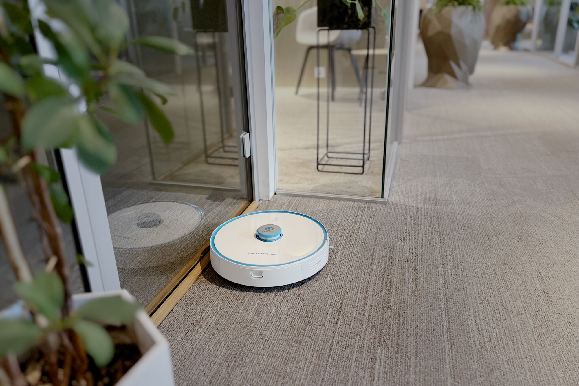 Smidig dammsugarrobot, Co-botic 1700 | OrboTech Robotics